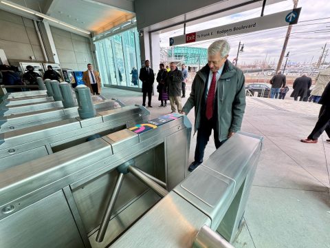 NEW PATH COMMUTER RAIL TAP-AND-GO PAYMENT SYSTEM NOW AVAILABLE AT ...